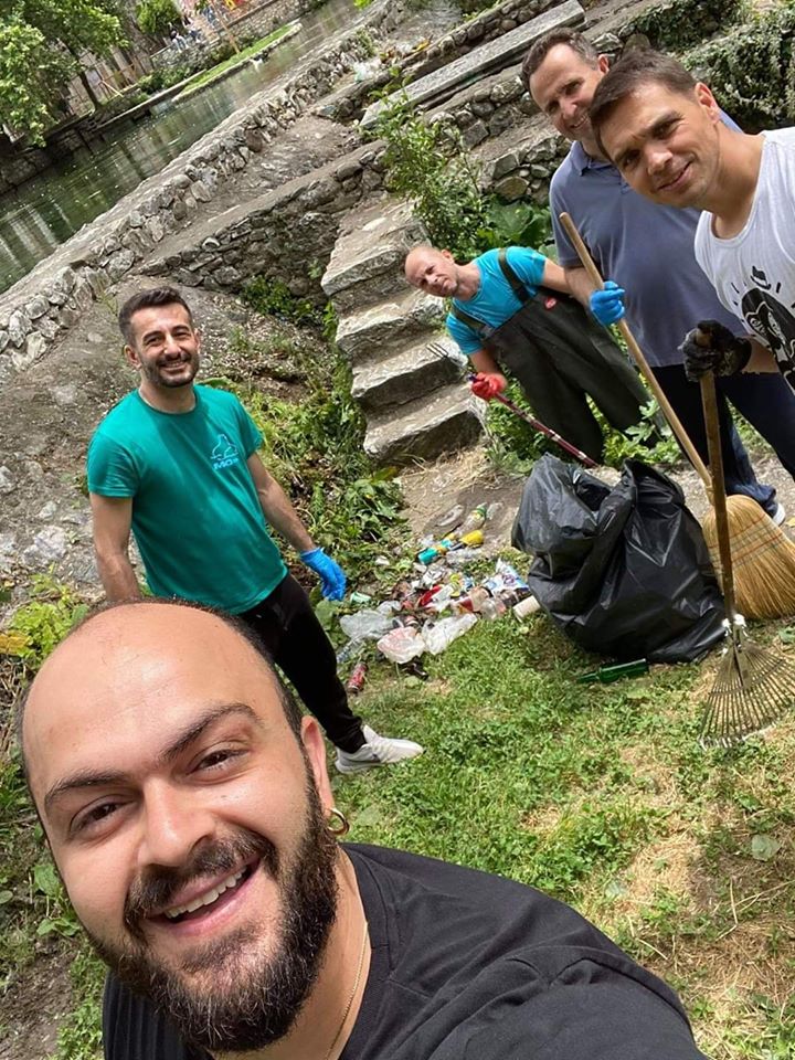 Οι αντιδήμαρχοι έβαλαν γάντια και άρχισαν να καθαρίζουν - Χρονικά της ...