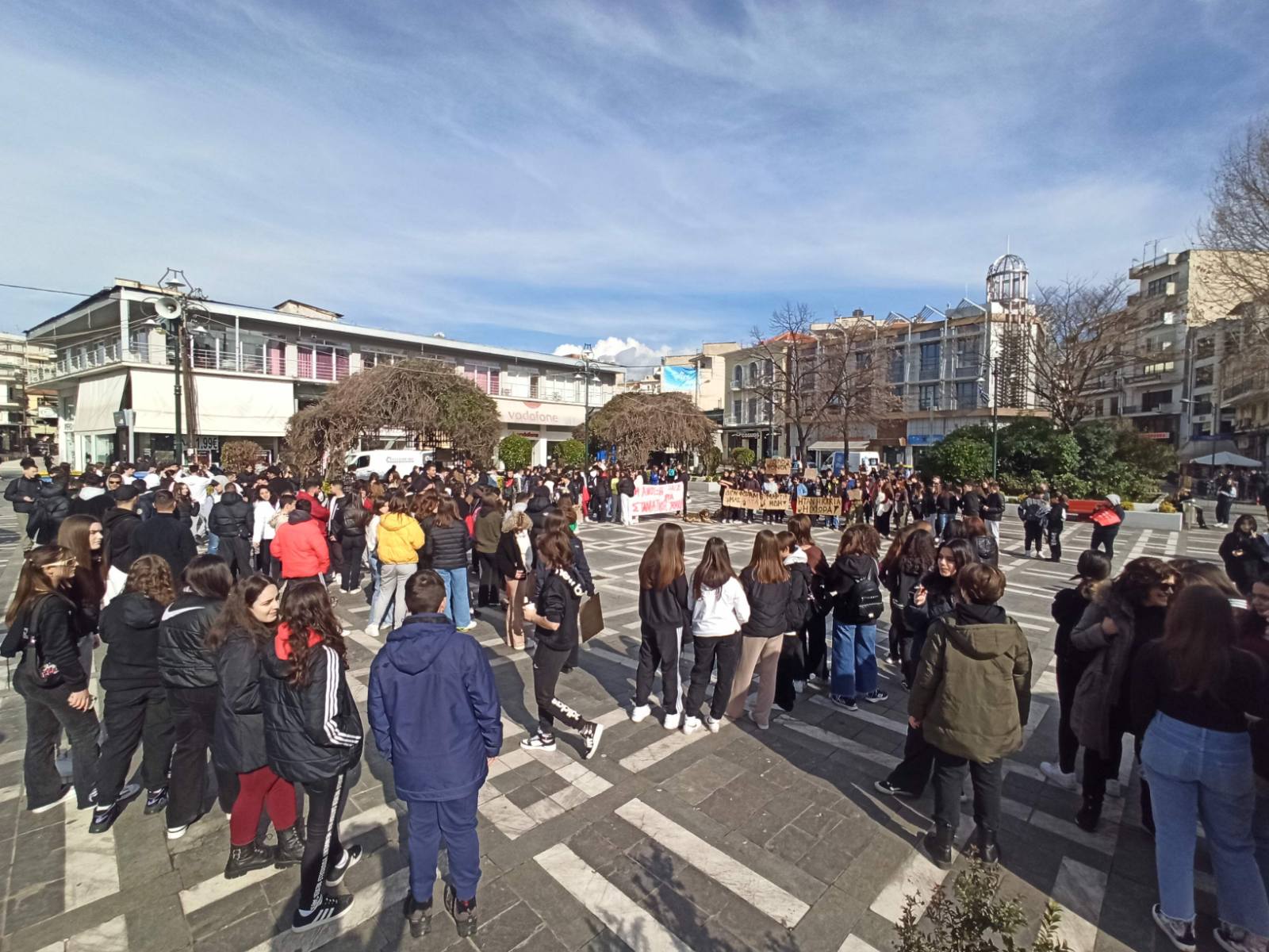 Συγκέντρωση μαθητών στην πλατεία Ελευθερίας για τα Τέμπη - Χρονικά της ...